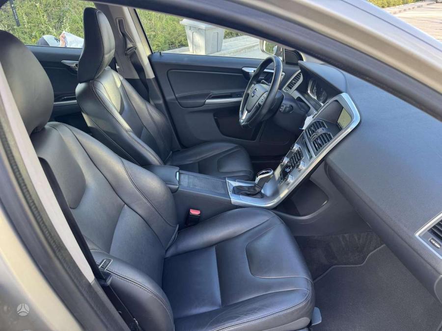 Brown Volvo XC60 2017 in Vilnius, with an engine capacity of 1.97 L and mileage of 300 thousand km for 9999 €, photo 11 on AUTOMOTO.COM.LV