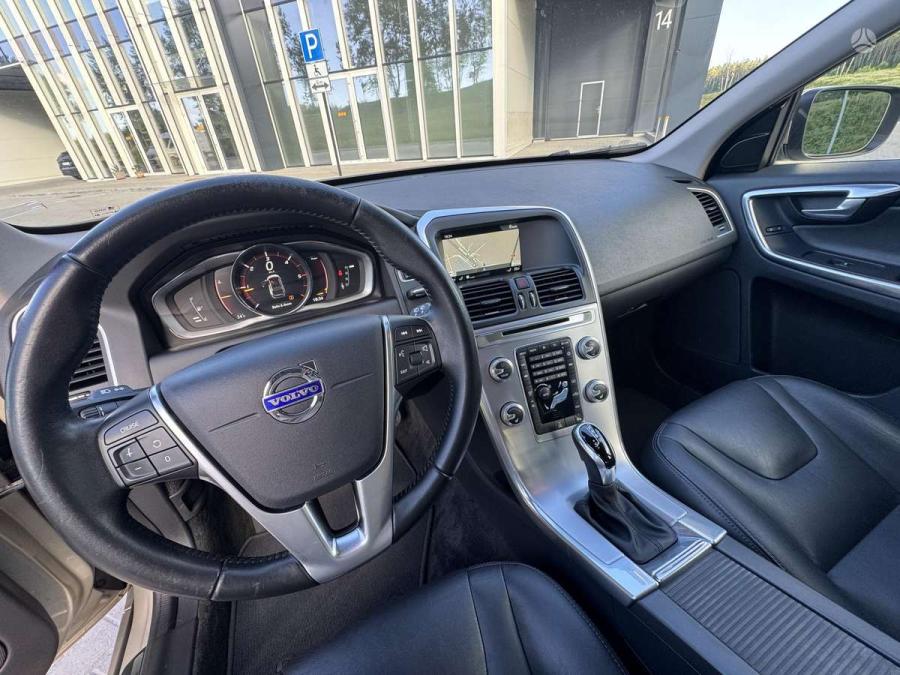 Brown Volvo XC60 2017 in Vilnius, with an engine capacity of 1.97 L and mileage of 300 thousand km for 9999 €, photo 13 on AUTOMOTO.COM.LV