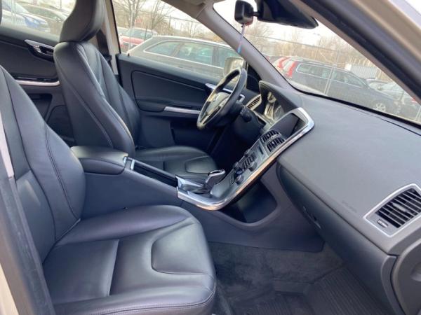 Brown Volvo XC60 2017 in Riga, with an engine capacity of 2.00 L and mileage of 253 thousand km for 15950 €, photo 9 on AUTOMOTO.COM.LV