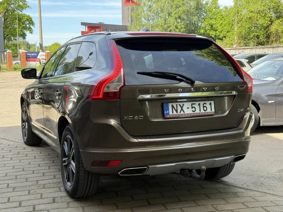 Brown Volvo XC60 2017 in Riga, with an engine capacity of 2.00 L and mileage of 381 thousand km for 10700 €, photo 4 on AUTOMOTO.COM.LV