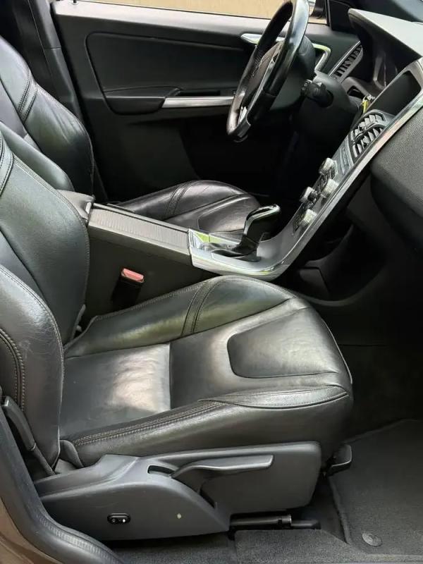 Brūns Volvo XC60 2017 Rīga, ar dzinēja tilpumu 2.00 L un nobraukumu 381 tūkst. km par 10700 €, foto 10 vietnē AUTOMOTO.COM.LV