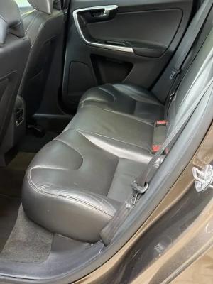Brown Volvo XC60 2017 in Riga, with an engine capacity of 2.00 L and mileage of 381 thousand km for 10700 €, photo 12 on AUTOMOTO.COM.LV
