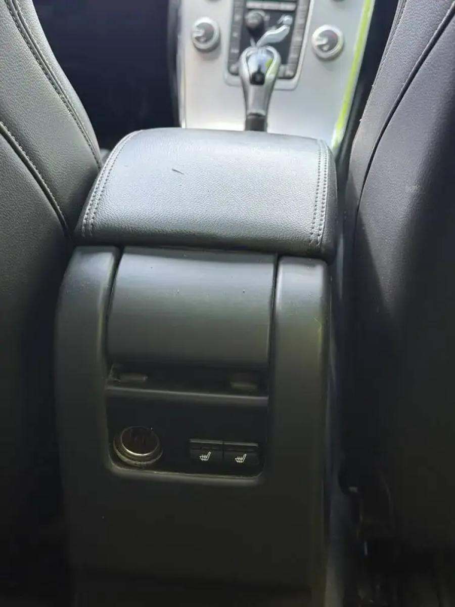 Brown Volvo XC60 2017 in Riga, with an engine capacity of 2.00 L and mileage of 381 thousand km for 10700 €, photo 15 on AUTOMOTO.COM.LV