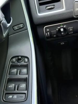 Brown Volvo XC60 2017 in Riga, with an engine capacity of 2.00 L and mileage of 381 thousand km for 10700 €, photo 17 on AUTOMOTO.COM.LV