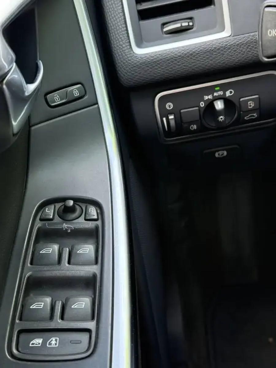 Brown Volvo XC60 2017 in Riga, with an engine capacity of 2.00 L and mileage of 381 thousand km for 10700 €, photo 17 on AUTOMOTO.COM.LV