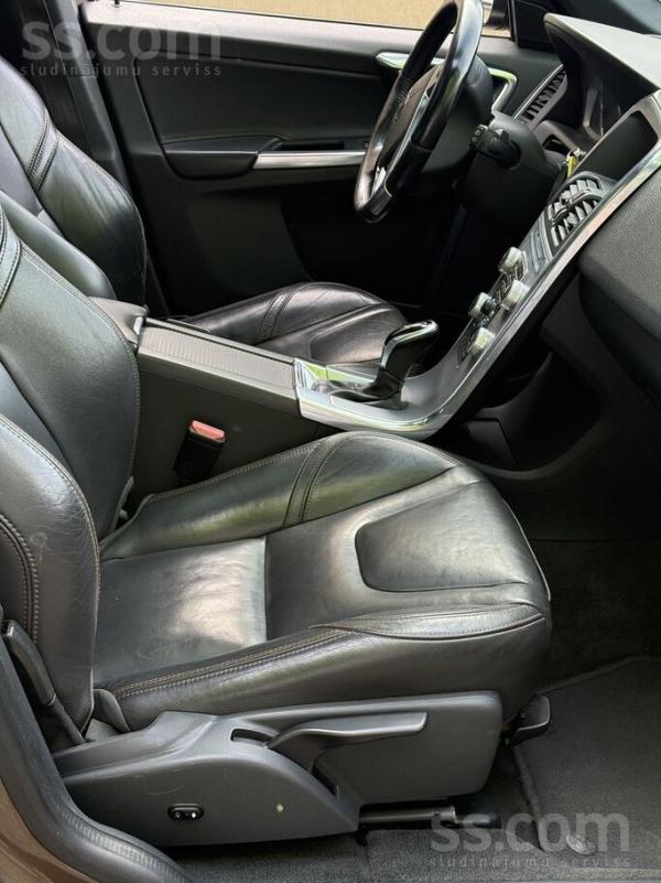Brūns Volvo XC60 2017 Rīga, ar dzinēja tilpumu 2.00 L un nobraukumu 0 tūkst. km par 9900 €, foto 11 vietnē AUTOMOTO.COM.LV