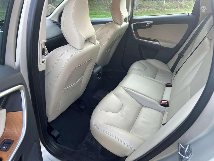 Brown Volvo XC60 2017 in Vilnius, with an engine capacity of 1.97 L and mileage of 81 thousand km for 19499 €, photo 7 on AUTOMOTO.COM.LV