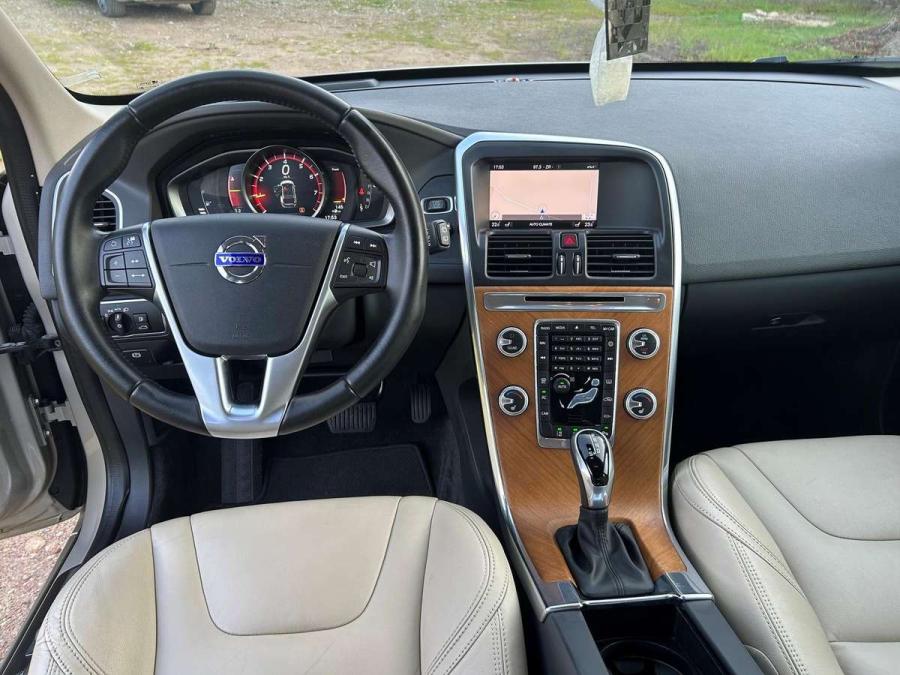 Brown Volvo XC60 2017 in Vilnius, with an engine capacity of 1.97 L and mileage of 81 thousand km for 19499 €, photo 8 on AUTOMOTO.COM.LV
