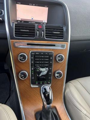 Brown Volvo XC60 2017 in Vilnius, with an engine capacity of 1.97 L and mileage of 81 thousand km for 19499 €, photo 11 on AUTOMOTO.COM.LV