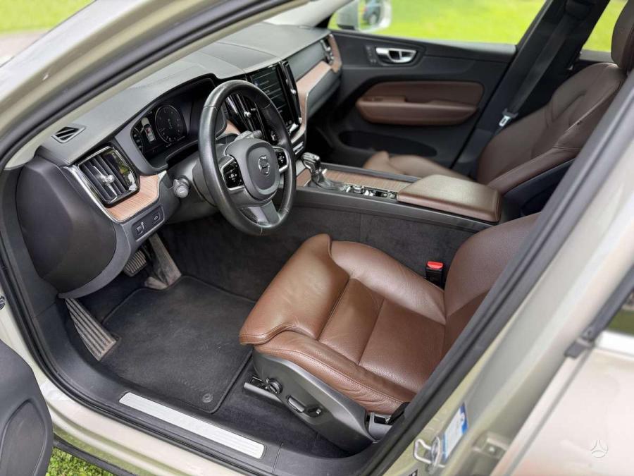 Brown Volvo XC60 2019 in Vilnius, with an engine capacity of 1.97 L and mileage of 181 thousand km for 20300 €, photo 11 on AUTOMOTO.COM.LV