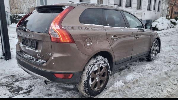 Brūns Volvo XC60 2010 Marijampole, ar dzinēja tilpumu 2.40 L un nobraukumu 350 tūkst. km par 6700 €, foto 4 vietnē AUTOMOTO.COM.LV
