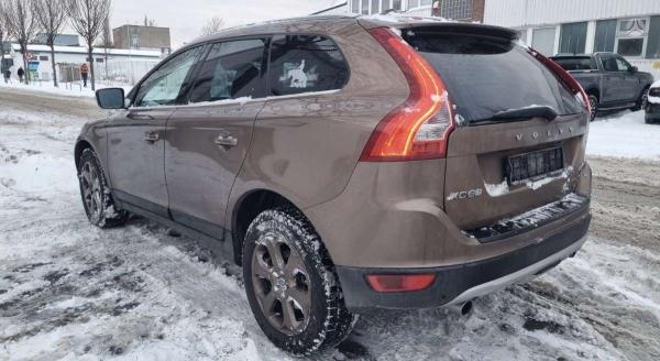 Brūns Volvo XC60 2010 Marijampole, ar dzinēja tilpumu 2.40 L un nobraukumu 350 tūkst. km par 6700 €, foto 6 vietnē AUTOMOTO.COM.LV