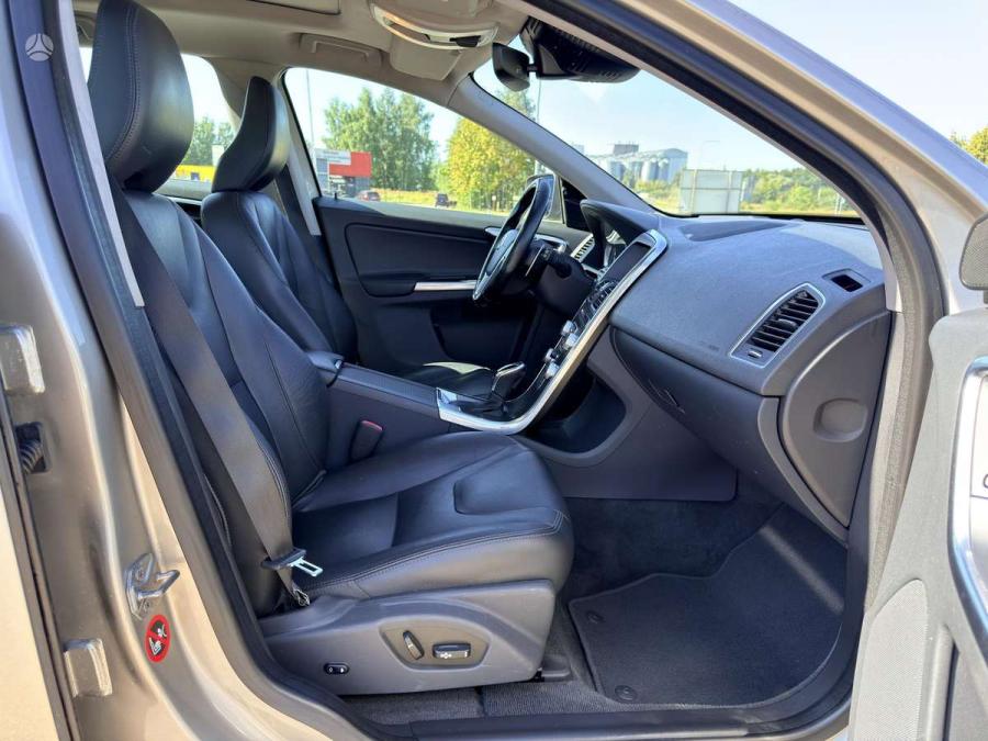 Brown Volvo XC60 2015 in Panevezys, with an engine capacity of 2.40 L and mileage of 174 thousand km for 12990 €, photo 14 on AUTOMOTO.COM.LV
