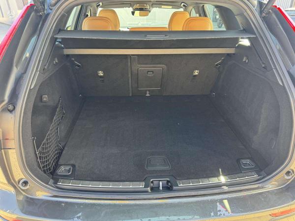 Brown Volvo XC60 2020 in Taurage, with an engine capacity of 1.97 L and mileage of 240 thousand km for 16850 €, photo 8 on AUTOMOTO.COM.LV