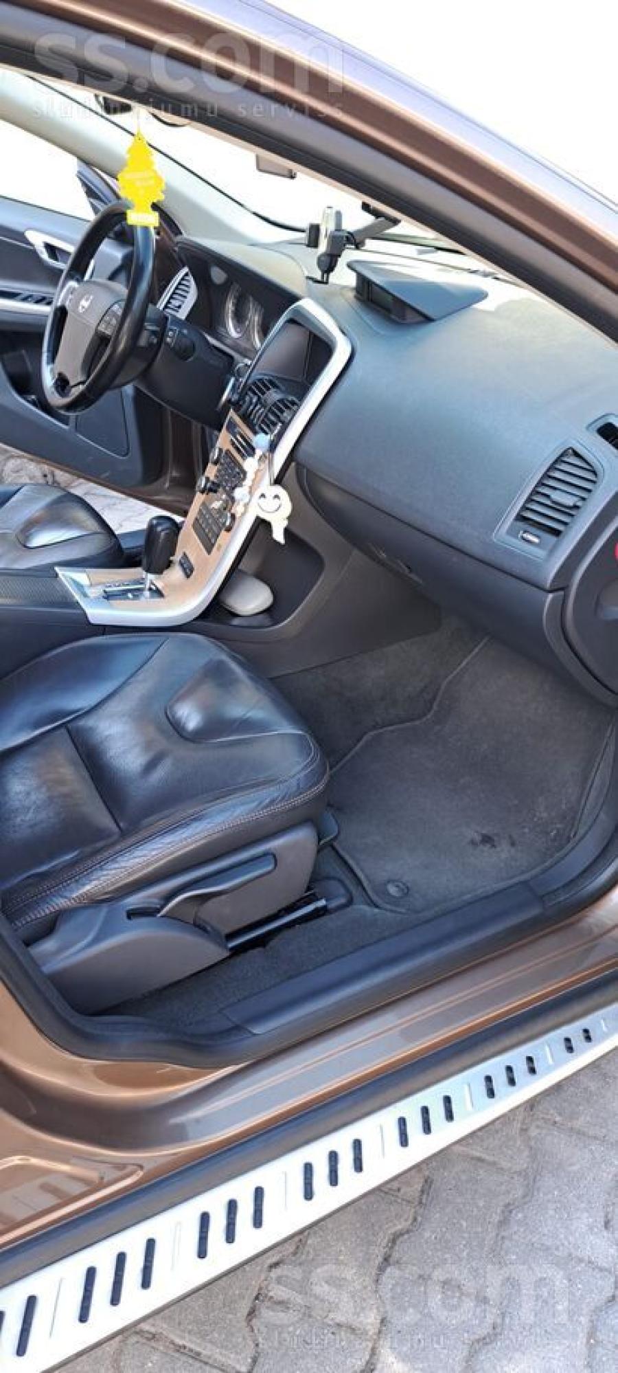 Volvo XC60 2008 in Valka, with an engine capacity of 2.40 L and mileage of 275 thousand km for 9500 €, photo 12 on AUTOMOTO.COM.LV