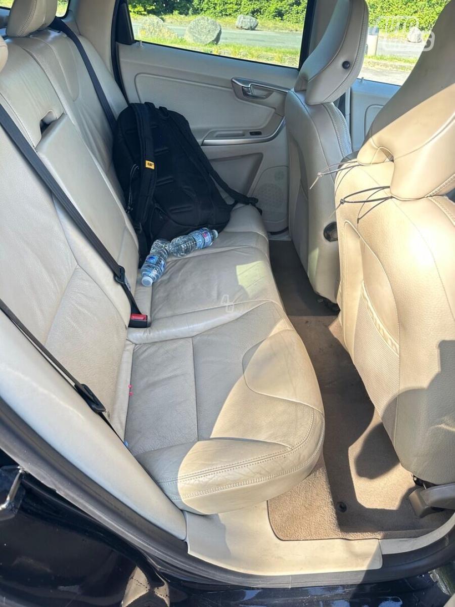Volvo XC60 2009 in Pakruojis, with an engine capacity of 2.40 L and mileage of 320 thousand km for 2400 €, photo 12 on AUTOMOTO.COM.LV