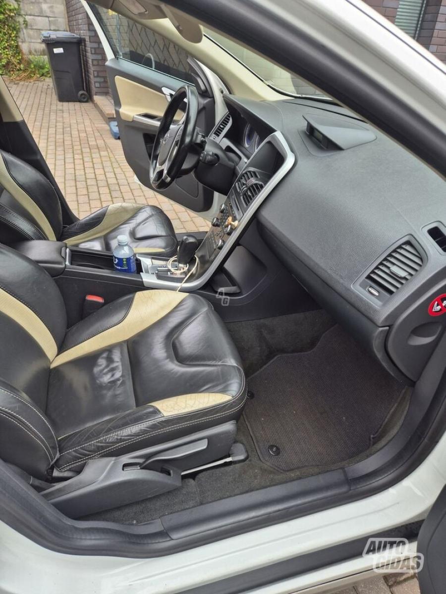 Volvo XC60 2009 Viļņa, ar dzinēja tilpumu 2.40 L un nobraukumu 299 tūkst. km par 4300 €, foto 15 vietnē AUTOMOTO.COM.LV