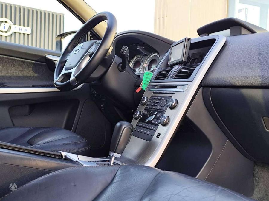 Volvo XC60 2009 in Siauliai, with an engine capacity of 2.40 L and mileage of 300 thousand km for 7650 €, photo 22 on AUTOMOTO.COM.LV