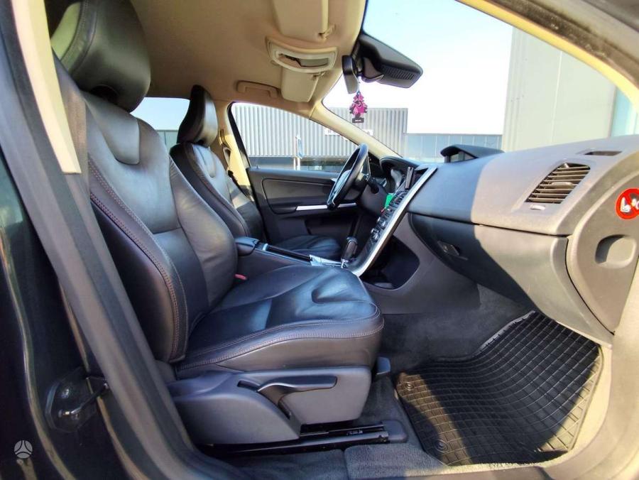 Volvo XC60 2009 in Siauliai, with an engine capacity of 2.40 L and mileage of 300 thousand km for 7650 €, photo 25 on AUTOMOTO.COM.LV