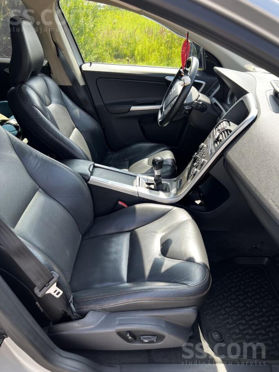 Volvo XC60 2010 Rīga, ar dzinēja tilpumu 2.40 L un nobraukumu 239 tūkst. km par 8100 €, foto 12 vietnē AUTOMOTO.COM.LV