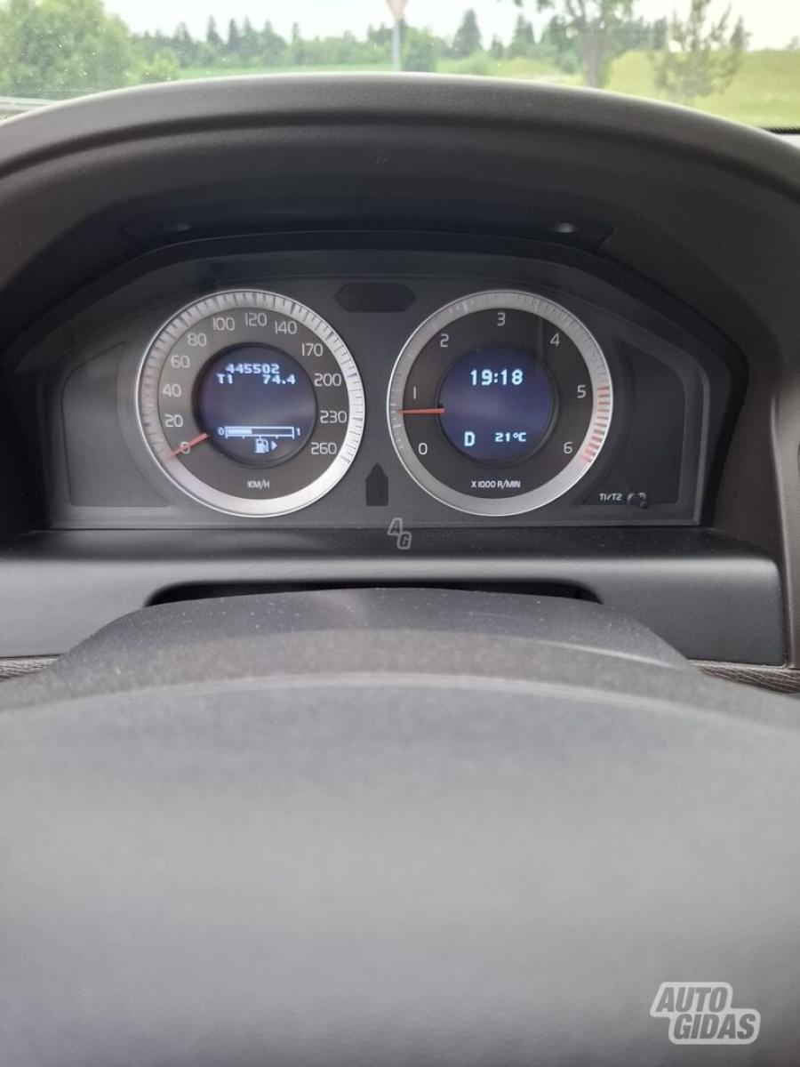 Volvo XC60 2010 in Vilnius, with an engine capacity of 2.40 L and mileage of 446 thousand km for 5000 €, photo 3 on AUTOMOTO.COM.LV