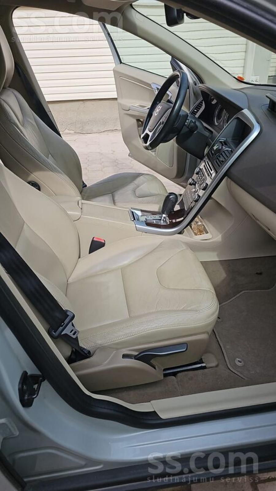 Volvo XC60 2010 Daugavpils, ar dzinēja tilpumu 2.40 L un nobraukumu 176 tūkst. km par 13000 €, foto 14 vietnē AUTOMOTO.COM.LV
