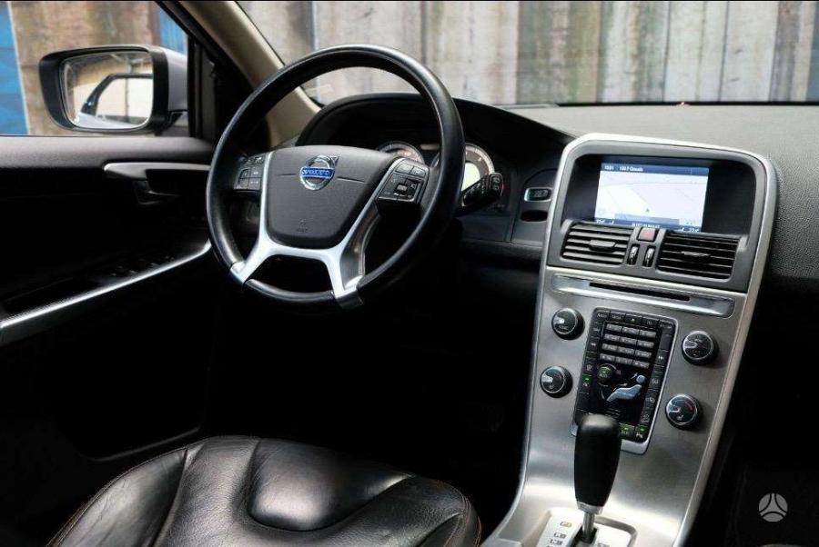 Volvo XC60 2010 in Vilnius, with an engine capacity of 2.40 L and mileage of 290 thousand km for 7999 €, photo 8 on AUTOMOTO.COM.LV