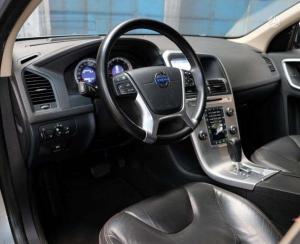 Volvo XC60 2010 in Vilnius, with an engine capacity of 2.40 L and mileage of 290 thousand km for 7999 €, photo 9 on AUTOMOTO.COM.LV