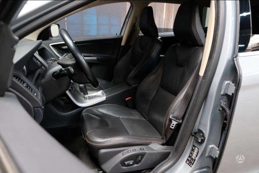Volvo XC60 2010 in Vilnius, with an engine capacity of 2.40 L and mileage of 290 thousand km for 7999 €, photo 11 on AUTOMOTO.COM.LV