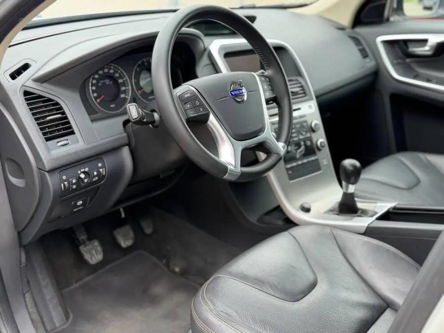 Volvo XC60 2010 Rīga, ar dzinēja tilpumu 2.40 L un nobraukumu 191 tūkst. km par 8900 €, foto 8 vietnē AUTOMOTO.COM.LV