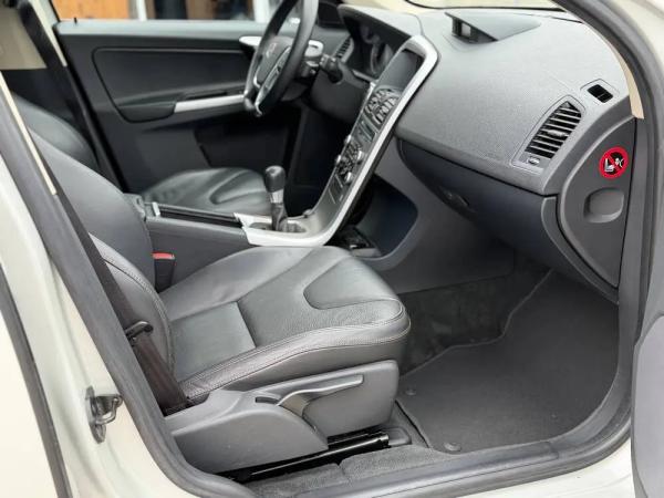Volvo XC60 2010 Rīga, ar dzinēja tilpumu 2.40 L un nobraukumu 191 tūkst. km par 8900 €, foto 9 vietnē AUTOMOTO.COM.LV