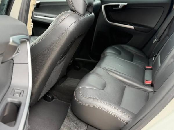 Volvo XC60 2010 Rīga, ar dzinēja tilpumu 2.40 L un nobraukumu 191 tūkst. km par 8900 €, foto 10 vietnē AUTOMOTO.COM.LV