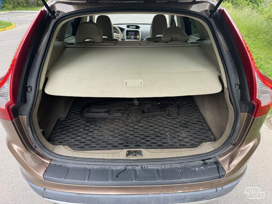 Volvo XC60 2010 in Vilnius, with an engine capacity of 2.40 L and mileage of 390 thousand km for 5900 €, photo 7 on AUTOMOTO.COM.LV