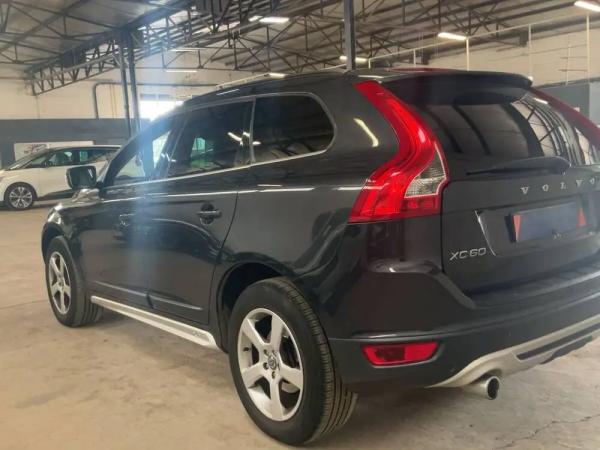 Volvo XC60 2011 Mārupe, ar dzinēja tilpumu 2.40 L un nobraukumu 330 tūkst. km par 8950 €, foto 3 vietnē AUTOMOTO.COM.LV