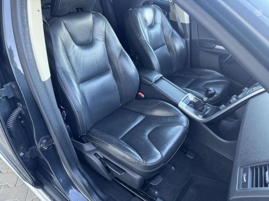 Volvo XC60 2011 in Vilnius, with an engine capacity of 1.98 L and mileage of 260 thousand km for 8850 €, photo 16 on AUTOMOTO.COM.LV