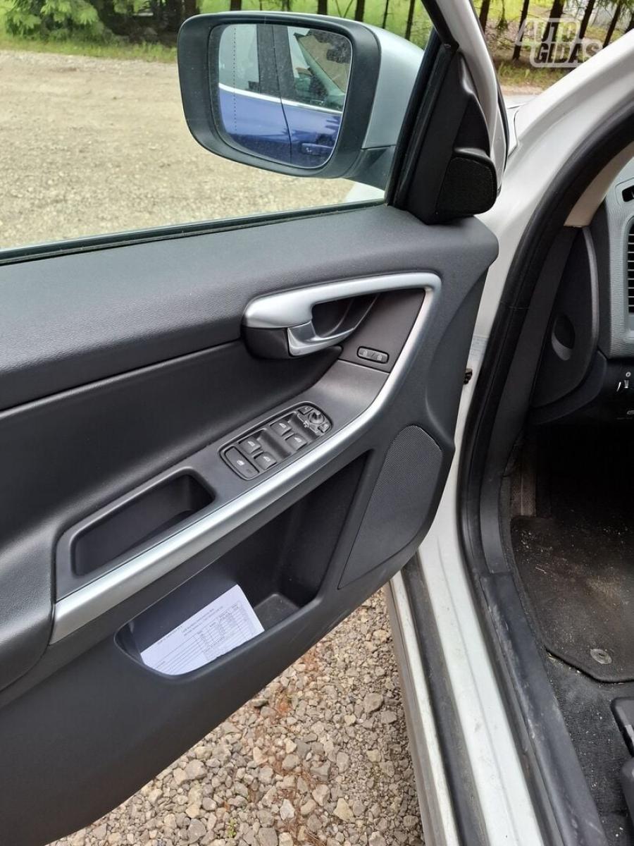 Volvo XC60 2011 in Vilnius, with an engine capacity of 2.40 L and mileage of 258 thousand km for 9200 €, photo 9 on AUTOMOTO.COM.LV