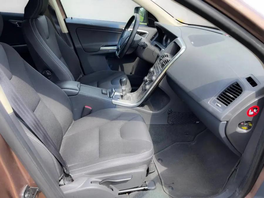 Volvo XC60 2012 in Jurmala, with an engine capacity of 2.40 L and mileage of 328 thousand km for 9990 €, photo 7 on AUTOMOTO.COM.LV