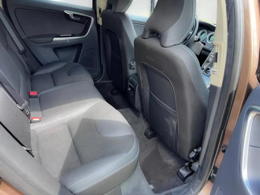 Volvo XC60 2012 in Jurmala, with an engine capacity of 2.40 L and mileage of 328 thousand km for 9990 €, photo 13 on AUTOMOTO.COM.LV