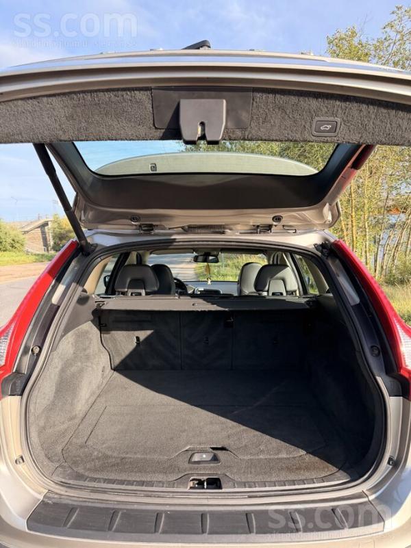 Volvo XC60 2012 Rīga, ar dzinēja tilpumu 2.40 L un nobraukumu 329 tūkst. km par 6700 €, foto 5 vietnē AUTOMOTO.COM.LV