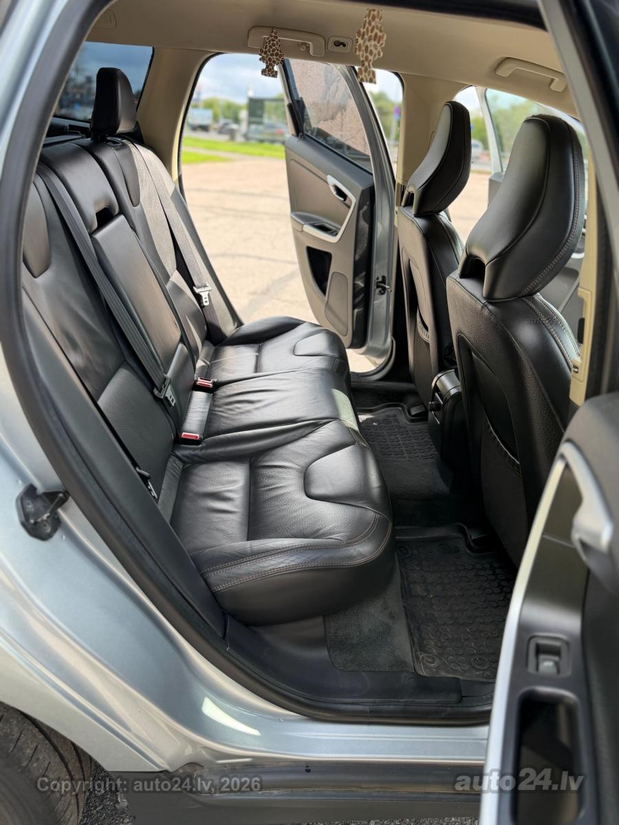 Volvo XC60 2012 in Tallinn, with an engine capacity of 2.40 L and mileage of 269 thousand km for 9500 €, photo 9 on AUTOMOTO.COM.LV