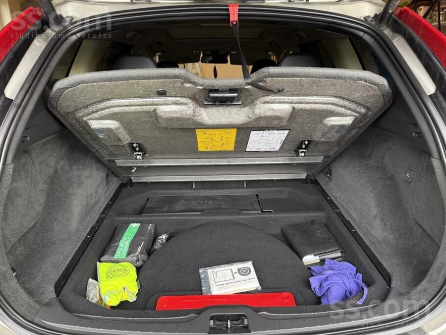 Volvo XC60 2013 in Jelgava, with an engine capacity of 2.40 L and mileage of 273 thousand km for 10800 €, photo 15 on AUTOMOTO.COM.LV