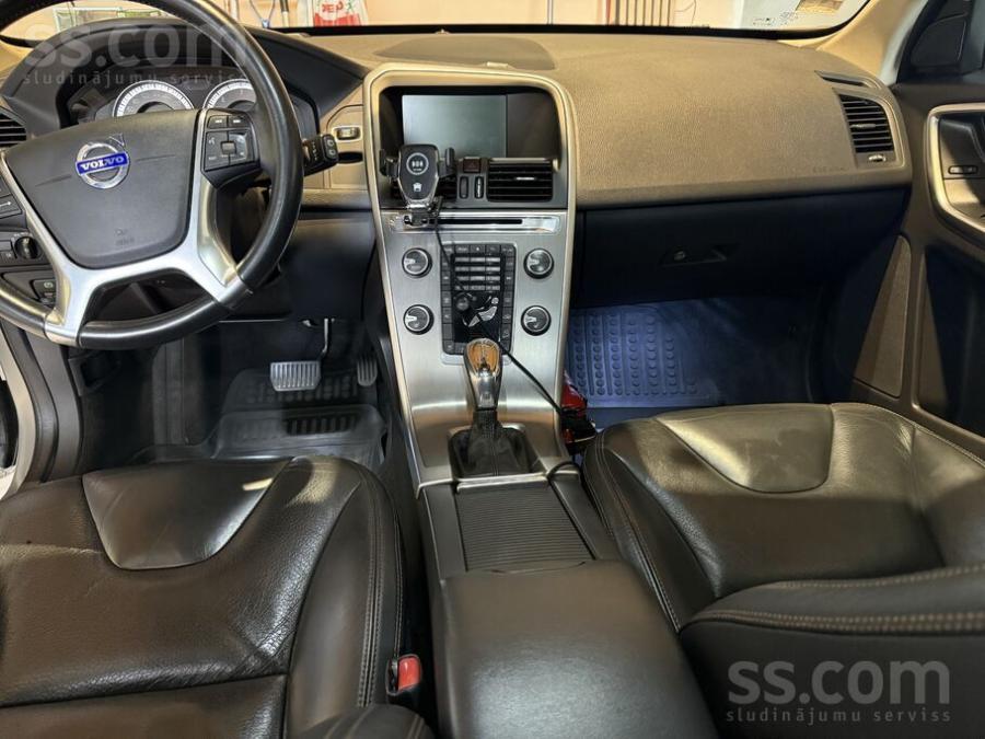 Volvo XC60 2013 in Jelgava, with an engine capacity of 2.40 L and mileage of 273 thousand km for 10800 €, photo 16 on AUTOMOTO.COM.LV
