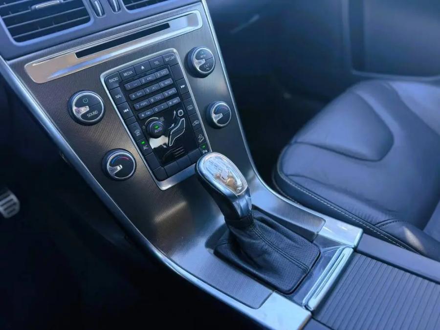 Volvo XC60 2013 Rīga, ar dzinēja tilpumu 2.40 L un nobraukumu 210 tūkst. km par 8700 €, foto 25 vietnē AUTOMOTO.COM.LV