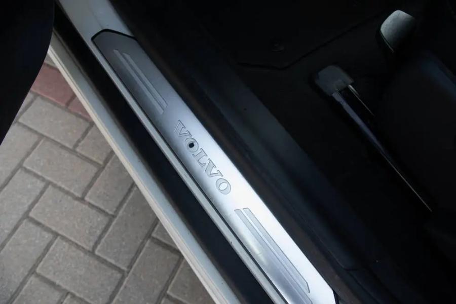 Volvo XC60 2013 in Tukums, with an engine capacity of 2.00 L and mileage of 215 thousand km for 9900 €, photo 14 on AUTOMOTO.COM.LV