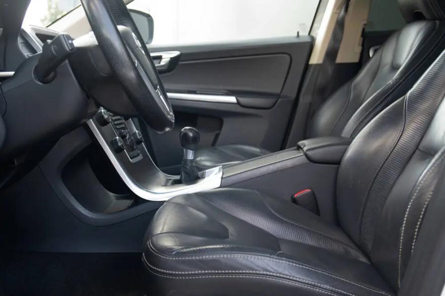 Volvo XC60 2013 in Tukums, with an engine capacity of 2.00 L and mileage of 215 thousand km for 9900 €, photo 28 on AUTOMOTO.COM.LV