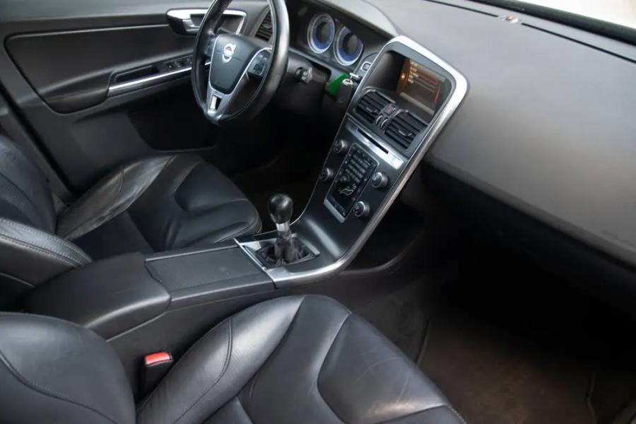 Volvo XC60 2013 in Tukums, with an engine capacity of 2.00 L and mileage of 215 thousand km for 9900 €, photo 36 on AUTOMOTO.COM.LV