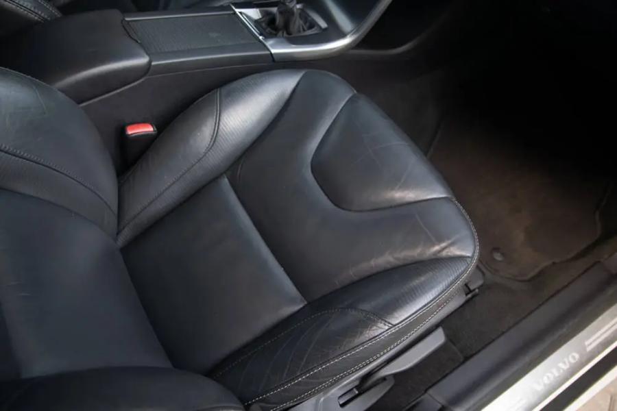 Volvo XC60 2013 in Tukums, with an engine capacity of 2.00 L and mileage of 215 thousand km for 9900 €, photo 37 on AUTOMOTO.COM.LV