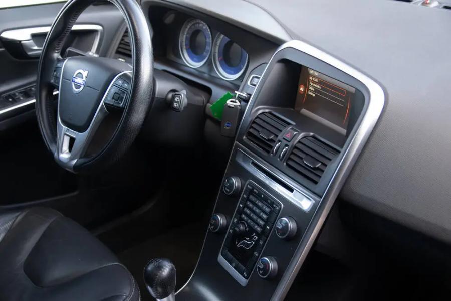 Volvo XC60 2013 in Tukums, with an engine capacity of 2.00 L and mileage of 215 thousand km for 9900 €, photo 40 on AUTOMOTO.COM.LV