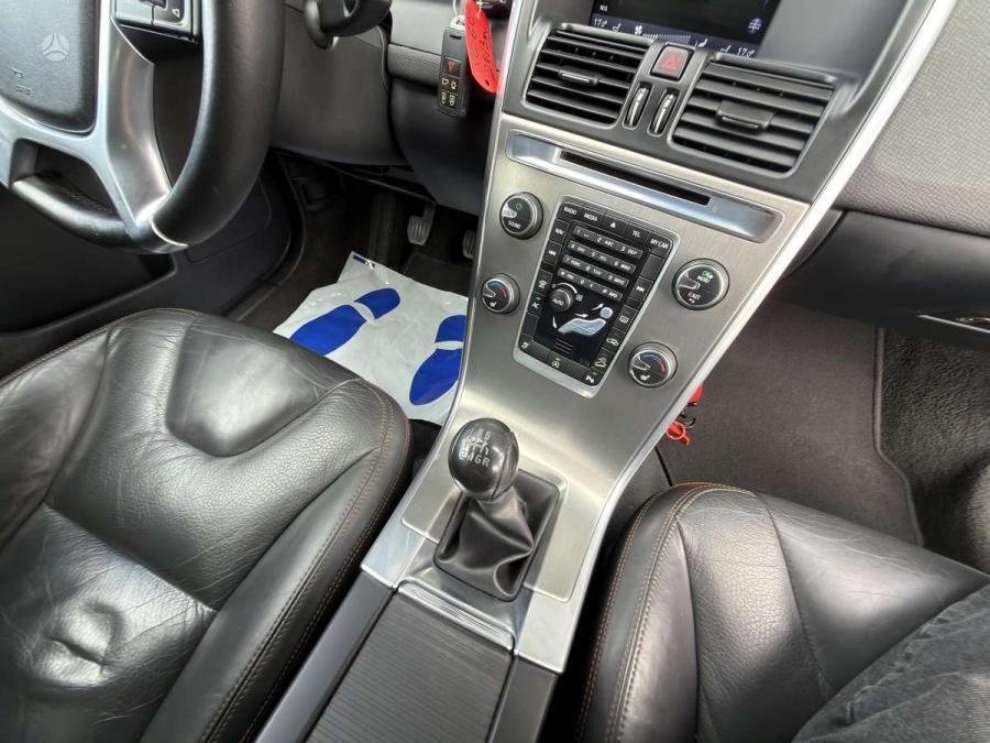 Volvo XC60 2013 Šauļi, ar dzinēja tilpumu 2.40 L un nobraukumu 231 tūkst. km par 11190 €, foto 24 vietnē AUTOMOTO.COM.LV