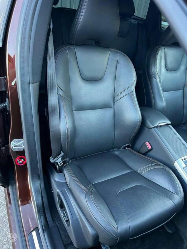 Volvo XC60 2014 in Utena, with an engine capacity of 2.40 L and mileage of 216 thousand km for 15799 €, photo 9 on AUTOMOTO.COM.LV